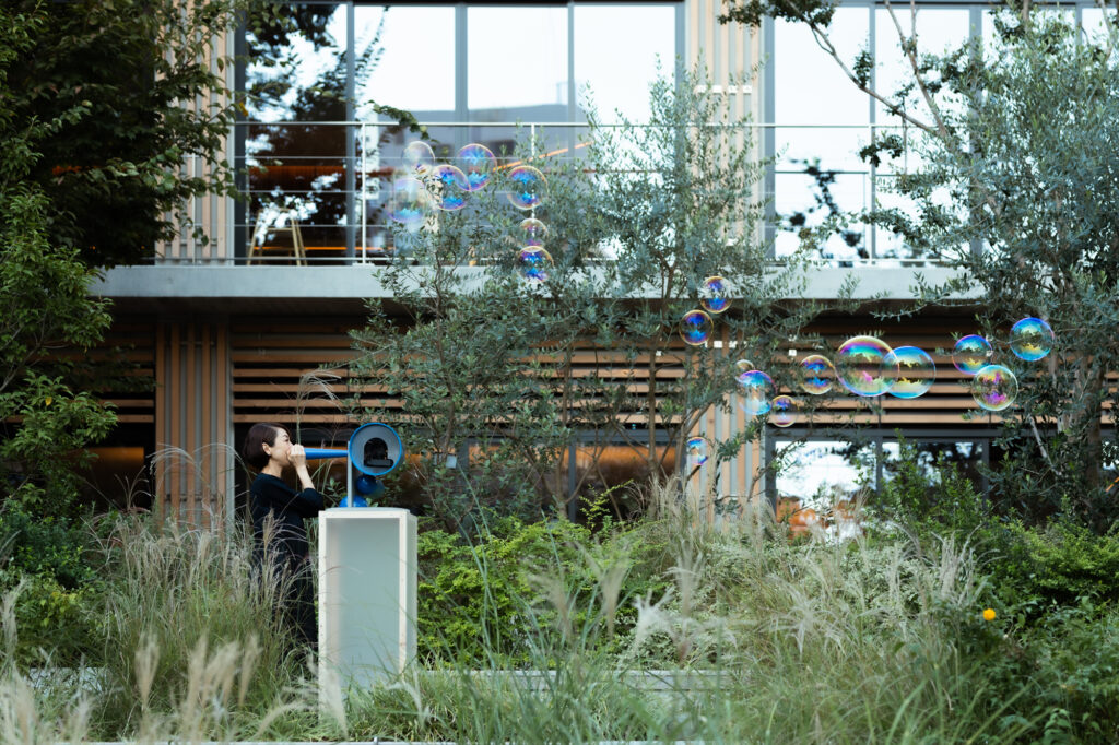 ウィンド・ウィスパラー – スタジオ・ポエティック・キュリオシティ Studio POETIC CURIOCITY